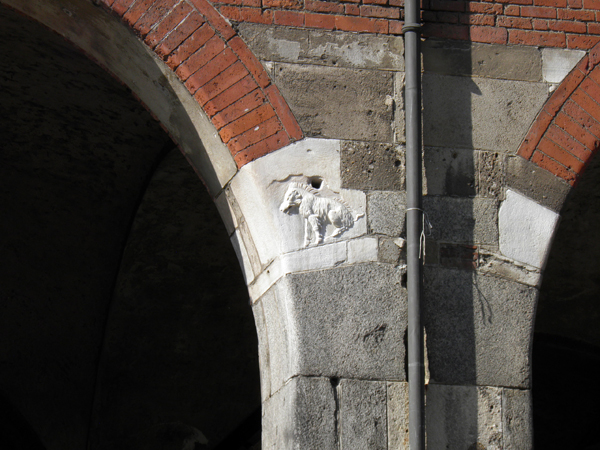 Historias, secretos y leyendas de Piazza dei Mercanti – Cronicas de Milan